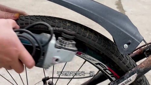 小伙意外发现,角磨机与自行车结合,竟能变身为超炫电动车!