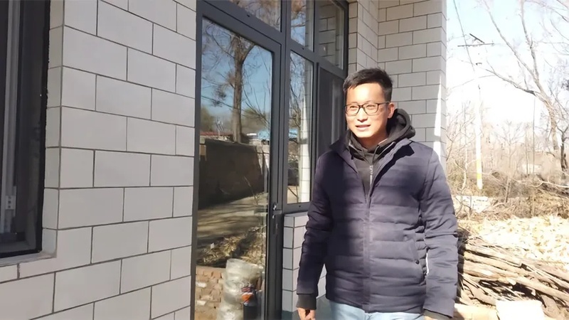 舅舅新房子安窗户,断桥铝门窗一平方330元,大家说贵不贵