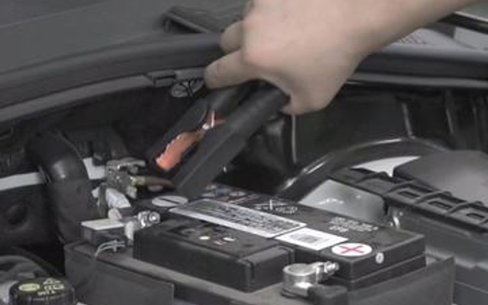 汽车搭电救援时,先接负极存在危险!正确的方法是这样