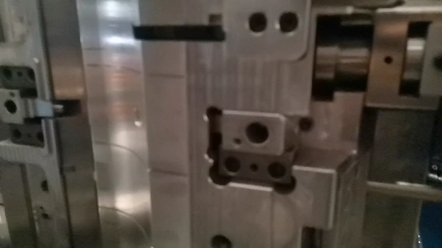 钳工定模漏装坎件,导致动模镶件位置多胶,这样的错误是不可以的