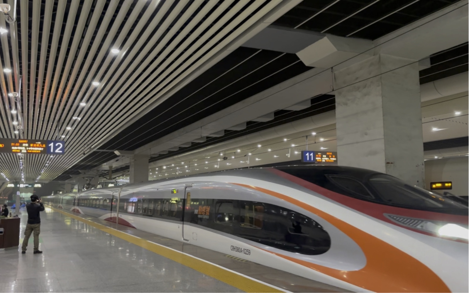 港铁动感号担当的G6587次(广州南-香港西九龙)广州南站12站台出站