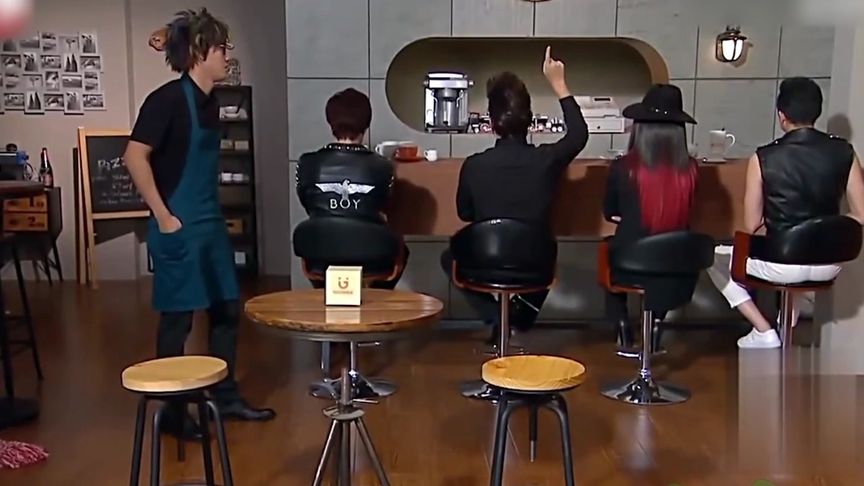 咖啡店的服务员唱了一句歌,就引得四位导师争议,四位导师竟是