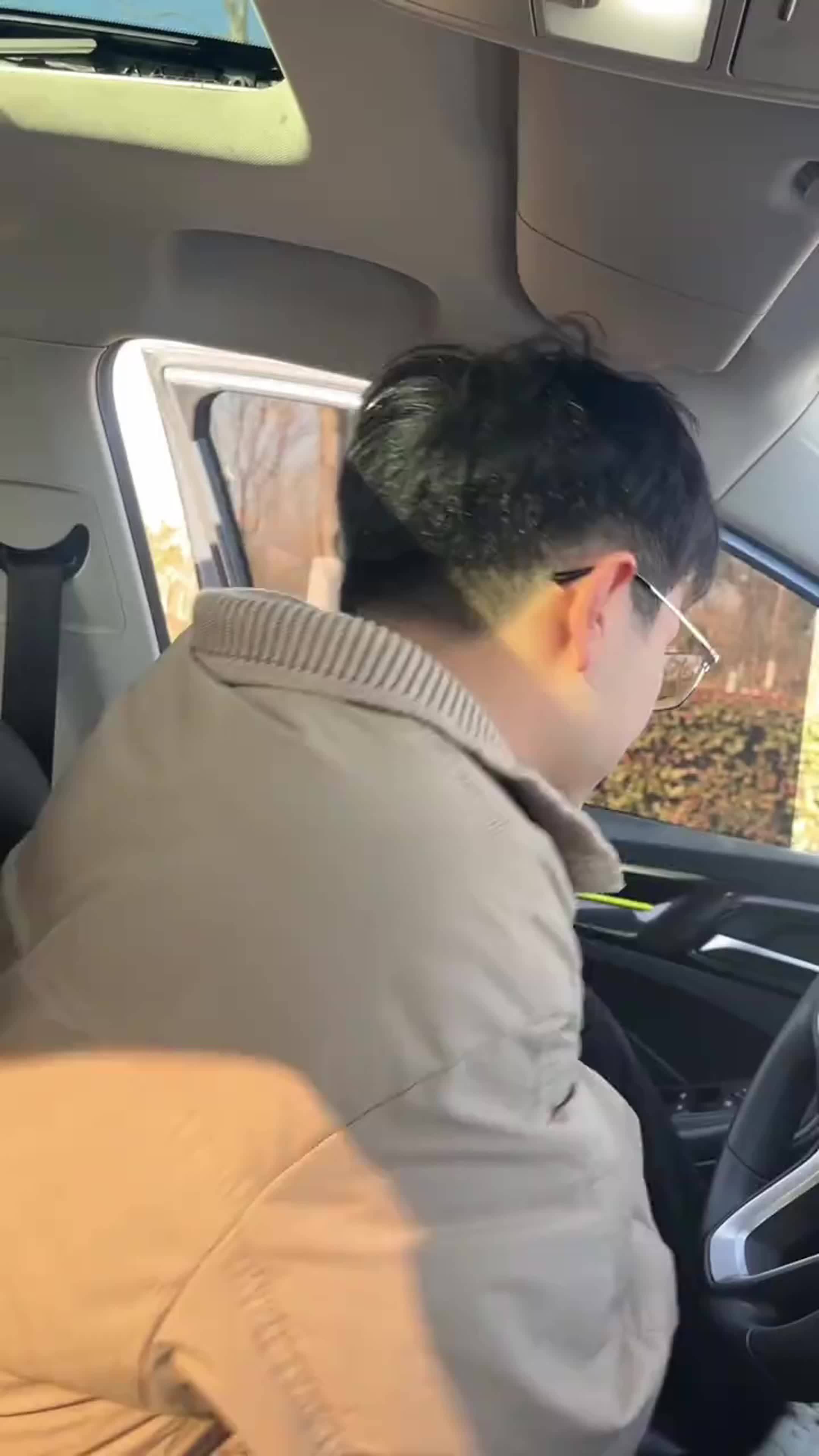 拉肚子时要注意脚下啊,不然就会像小伙一样…