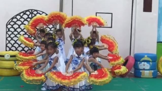 宝宝的幼儿园毕业演出 这群小朋友9月份就是小学生了ߑ