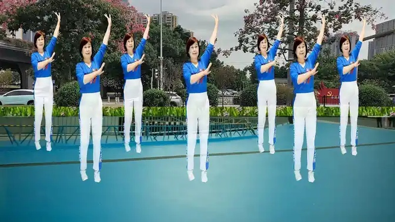 网络神曲广场舞《小苹果》背面演绎熟悉的旋律百听不厌舞蹈又好看