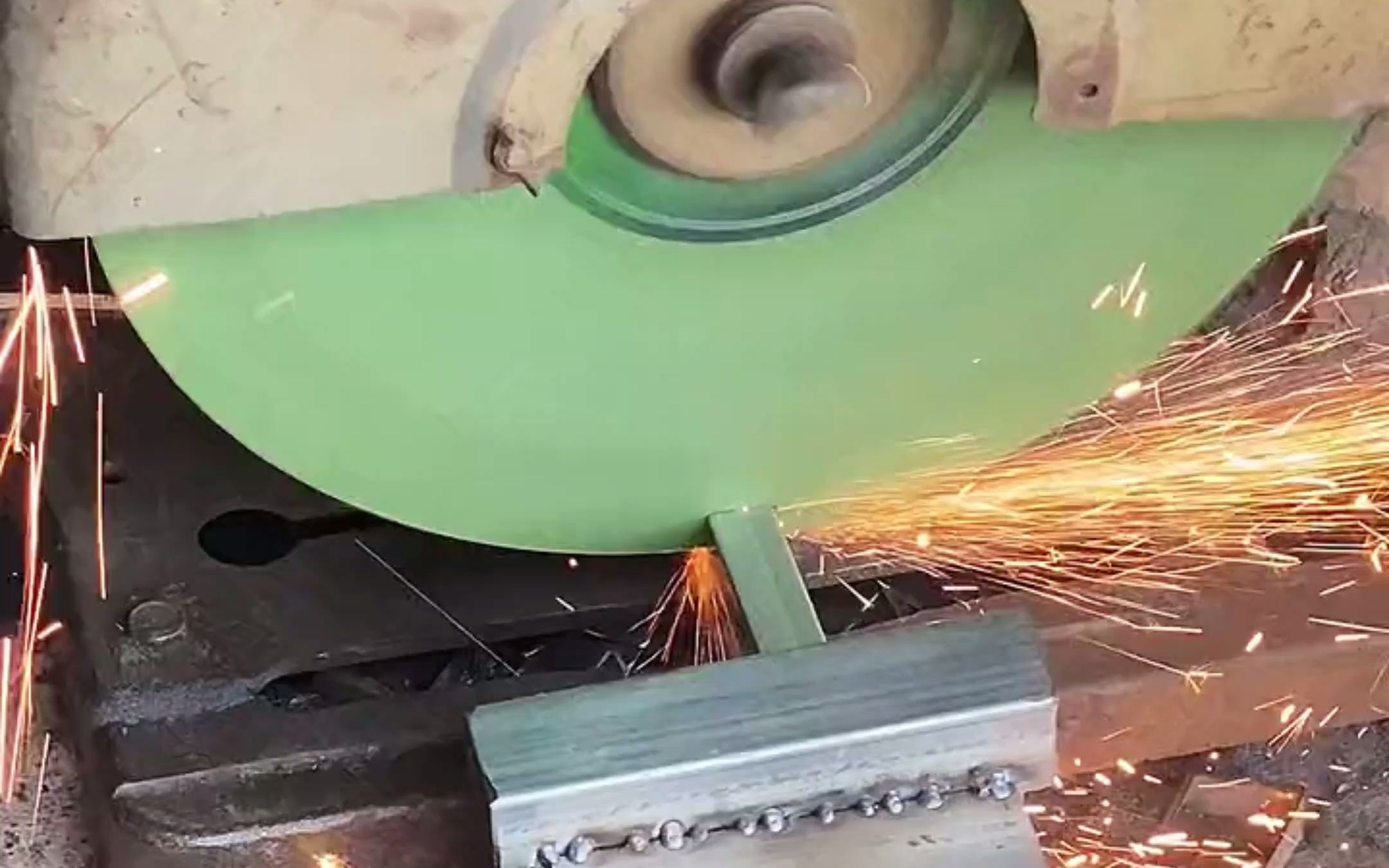 农村小伙用钢管造出军事模型坦克大炮 厉害不厉害