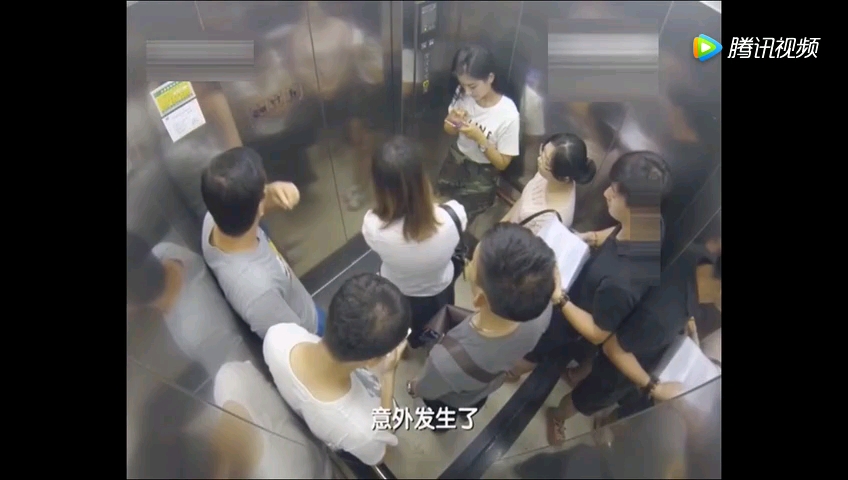 【恐怖】恐怖的电梯事故,实拍一帮人坐电梯出故障被困后,都做了什么,...
