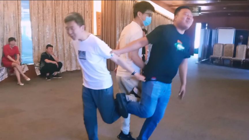 晨会小游戏:满满儿时回忆,小哥哥却喊腿折了!