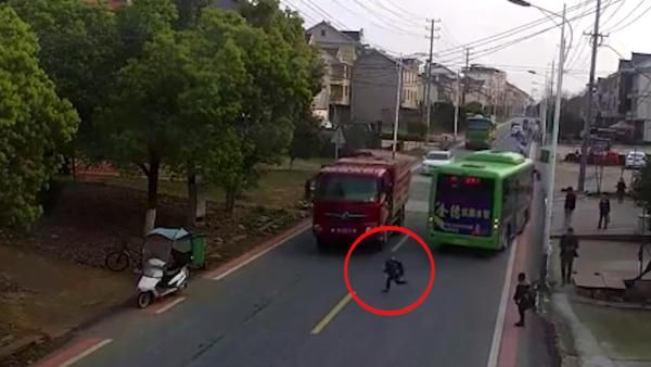 悲痛!一年级小学生飞奔过马路被撞身亡