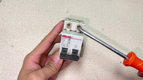 空开没有L、N的标志,把火线接在左边,可以正常用电吗?涨知识