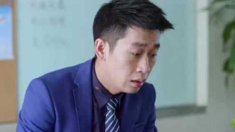 男子急着把女友从办公室赶出去,原来办公桌下面还藏了一个人