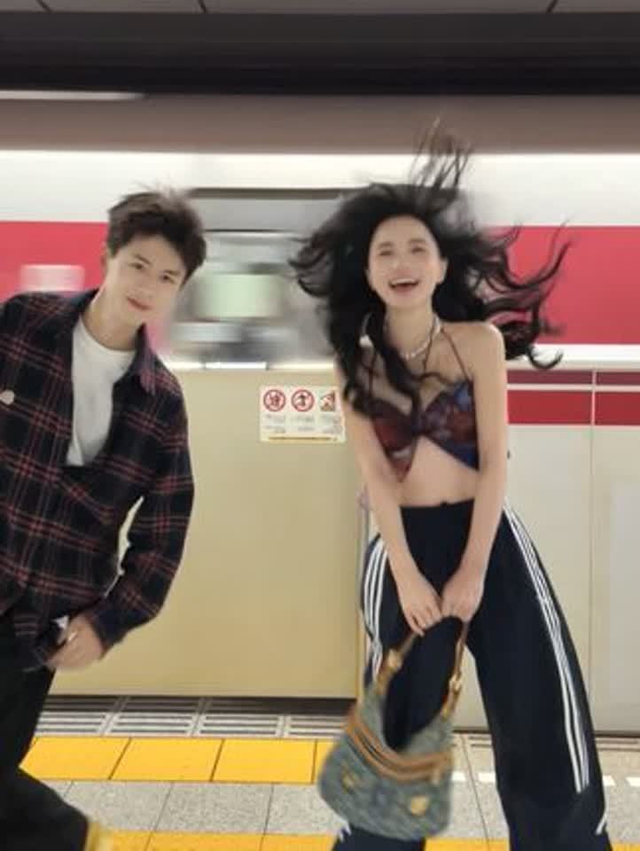让我看看ie浏览器是怎么个事儿 #我们俩 #情侣 #情侣穿搭 #地铁