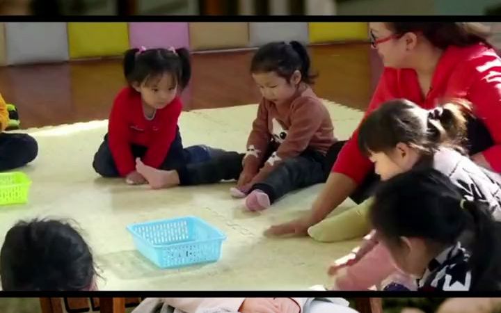 幼儿园公开课,小班健康《小脚的朋友》1.理解故事内容,知道袜子、...