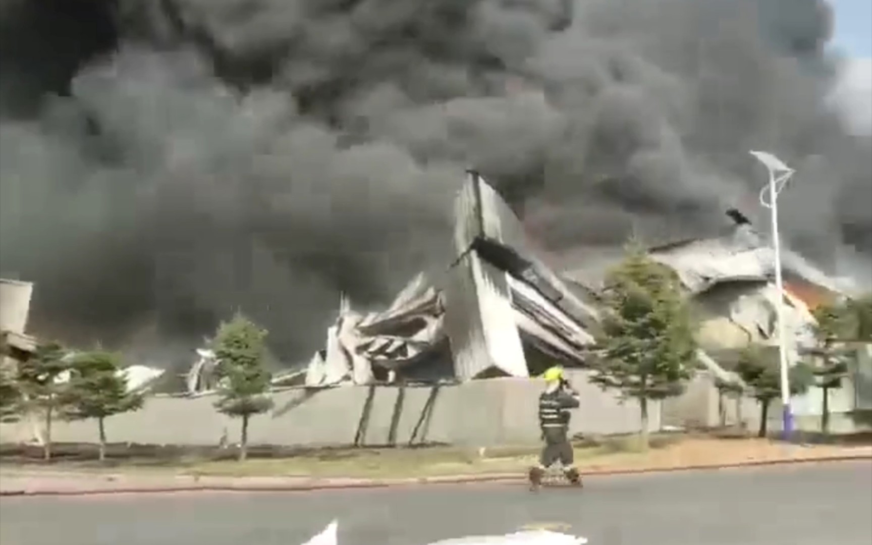 ...沈北新区秋月湖街68号一库房发生火灾,库房起火后部分结构发生坍塌