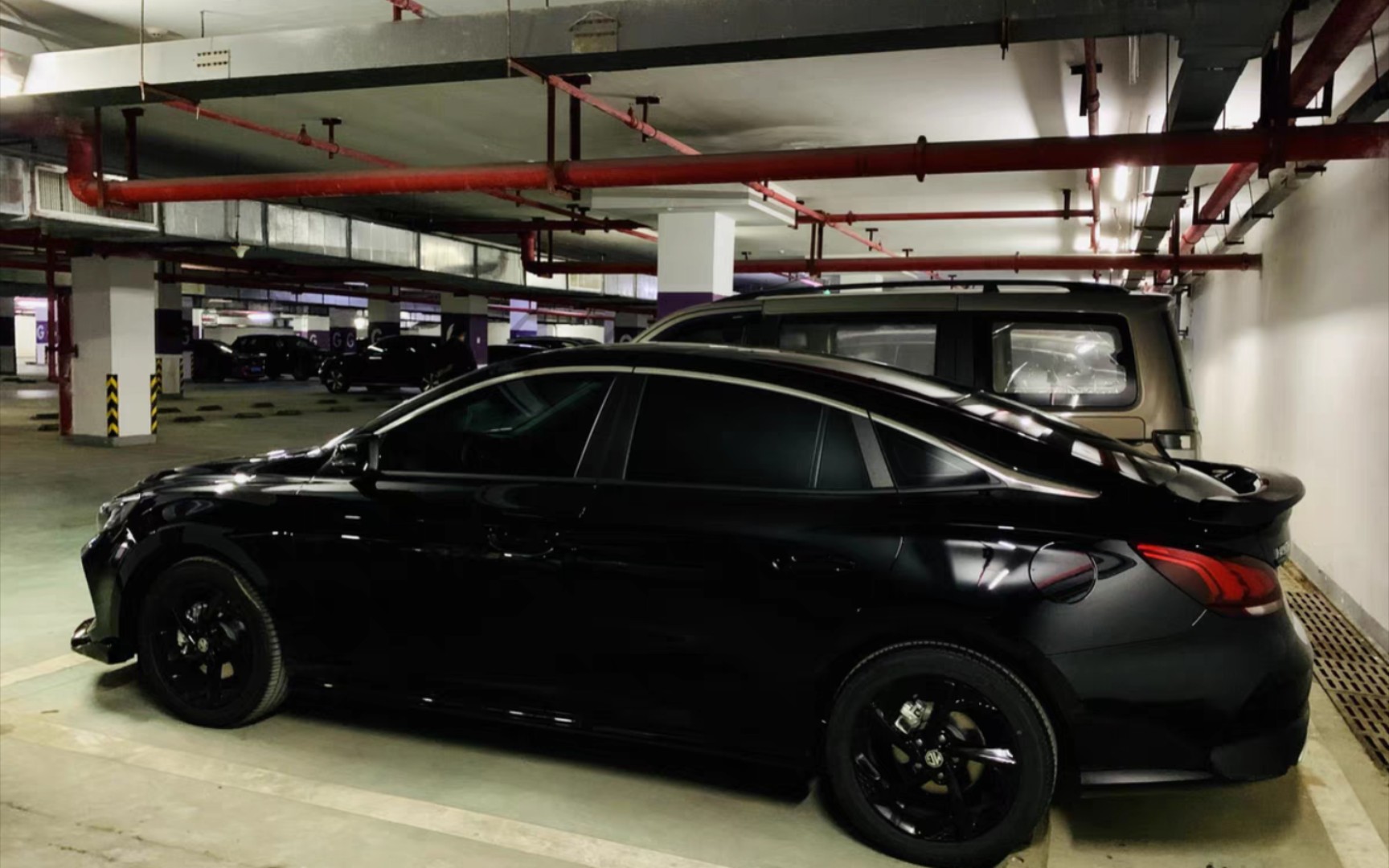 名爵5高速追尾大货车