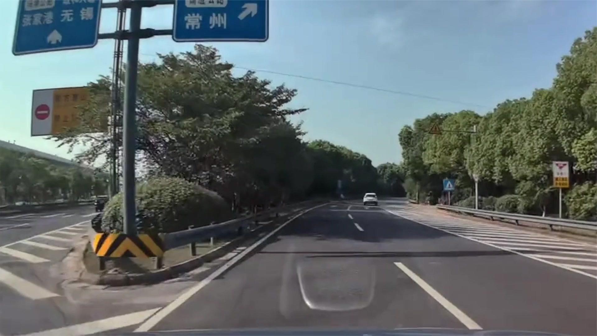 第一次看到机动车走人行横道过马路……