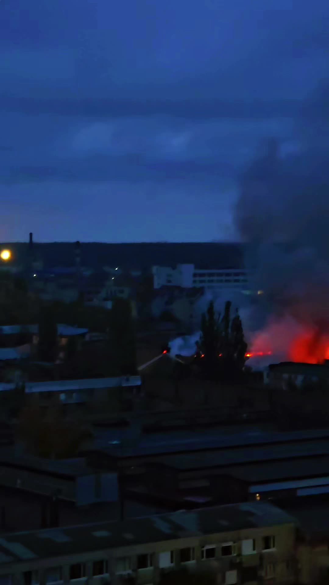 ...造成严重人员伤亡和基础设施破坏。截至目前,袭击已导致至少4人...