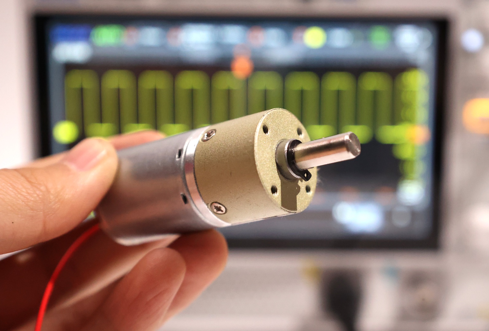 驱动芯片+电机=神奇魔法,轻松调速与换向!