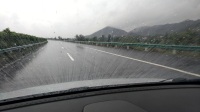 宝骏560水膜暴雨中行驶没看雨刷