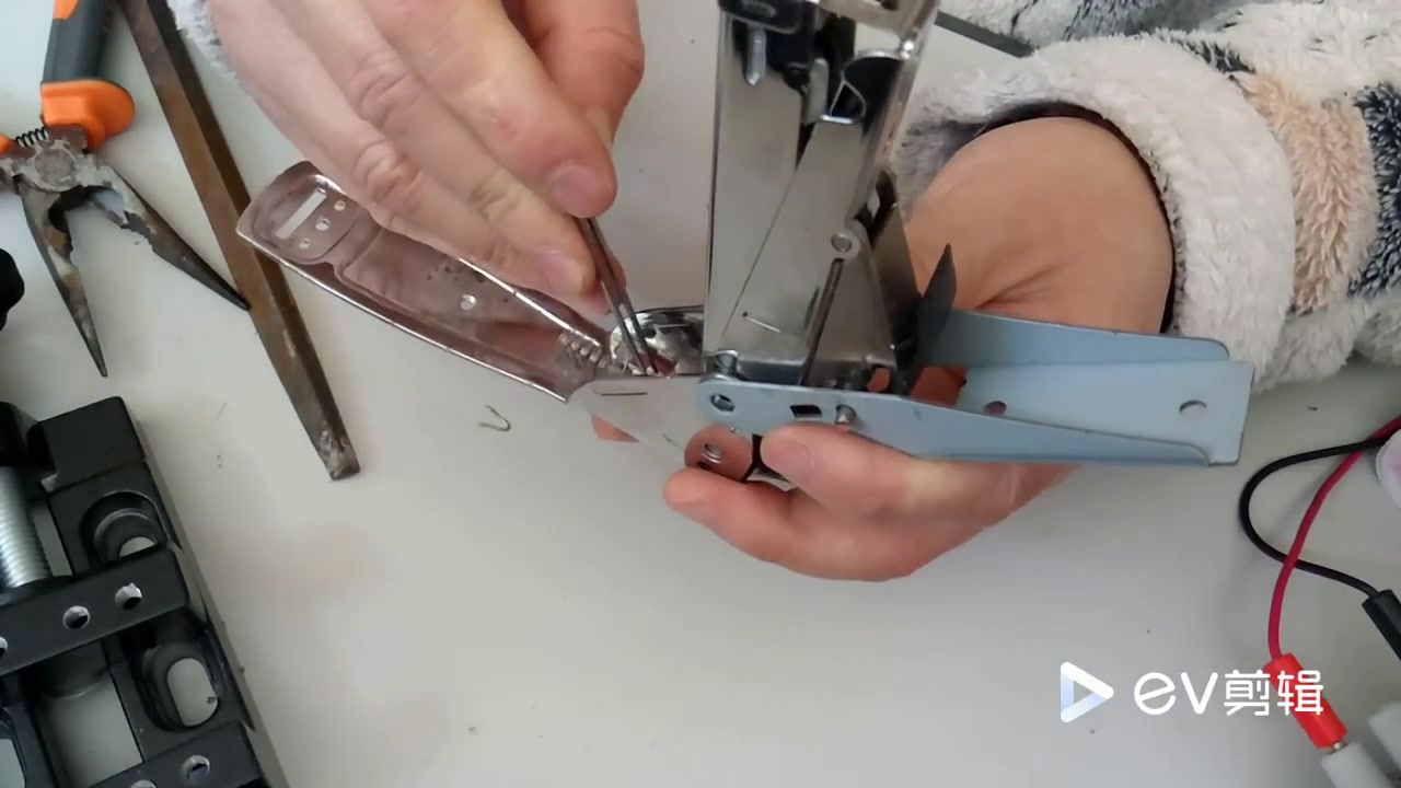 服役多年的订书机坏了,看我妙手回春修复,继续用他三五年。大叔拆拆拆