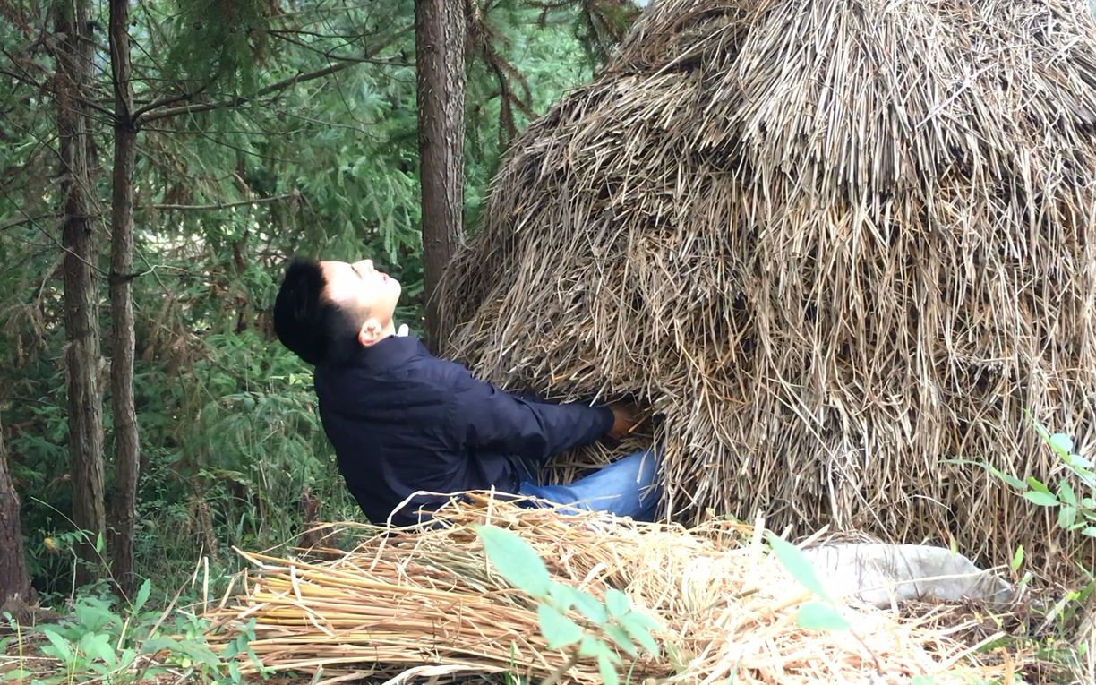 农村喂牛的稻草,在大娘的巧手下,立马成了漂亮的草编