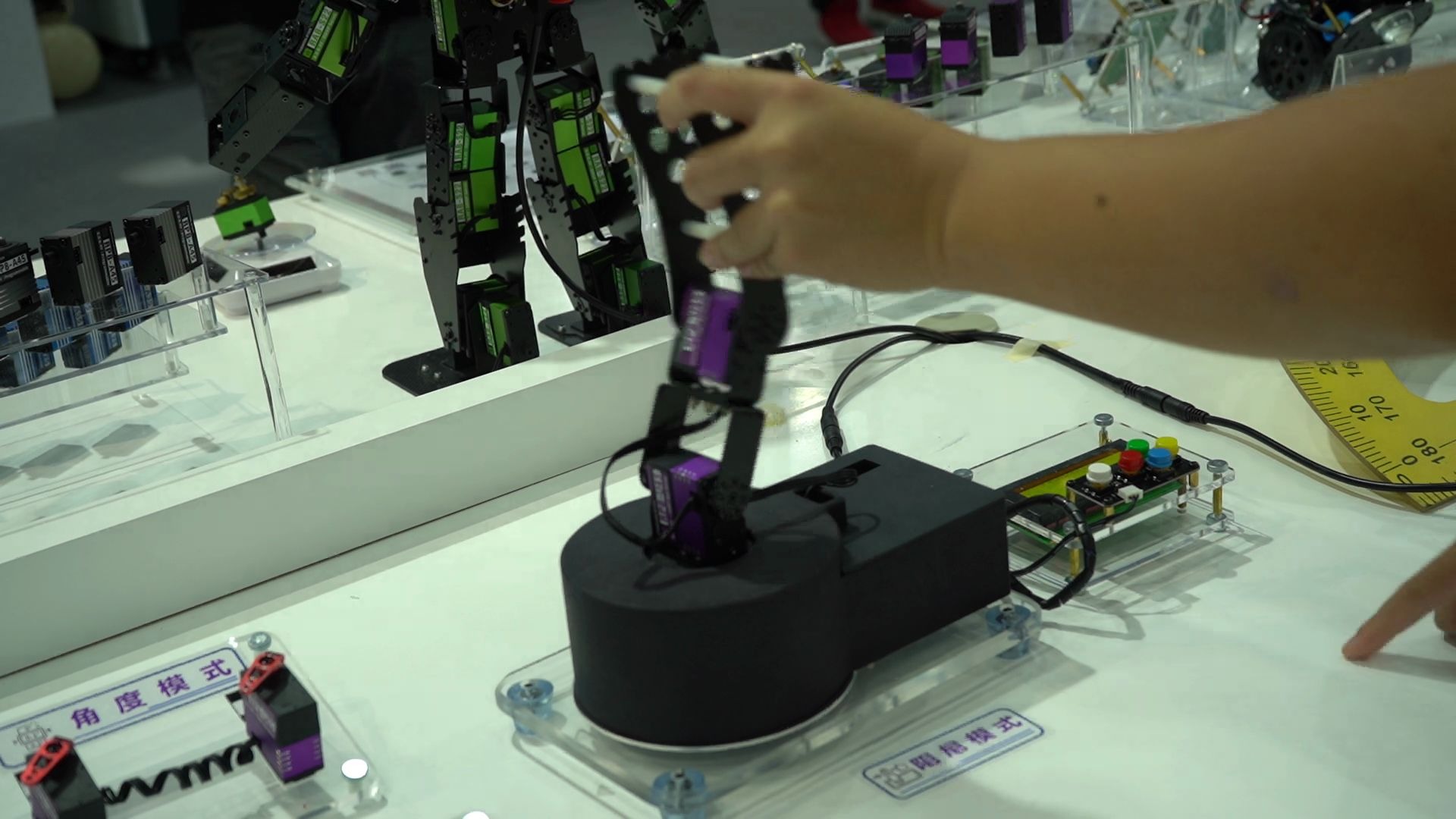 45kg超大扭力舵机展示阻尼模式