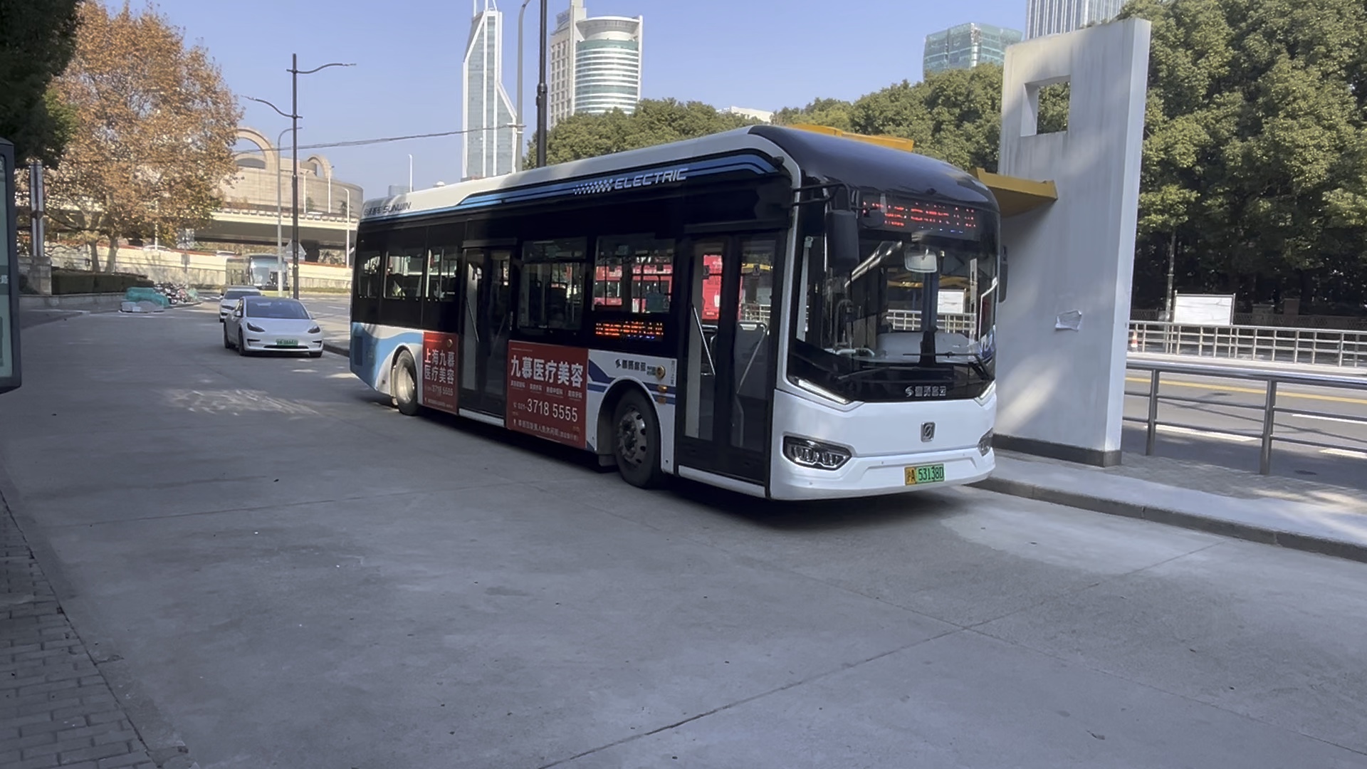 今日普安路运转上海公交DZ普南线蓝金刚出站,DZ普南线公交车方向...