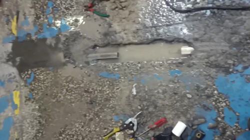 这个是空调排水管他们做的时候埋的太浅经常过重车压破了维修一下
