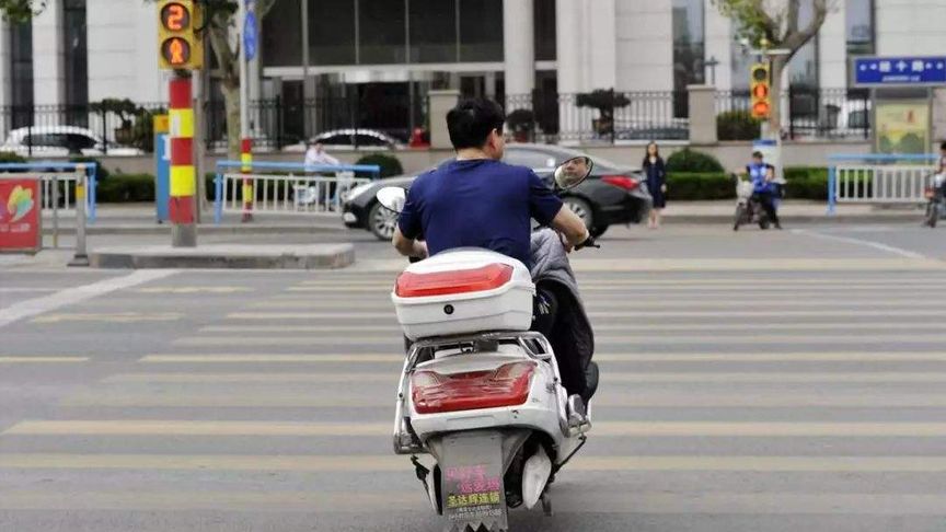 行人因为闯红灯被撞,谁负主要责任?答案公布后,车主“炸锅了”