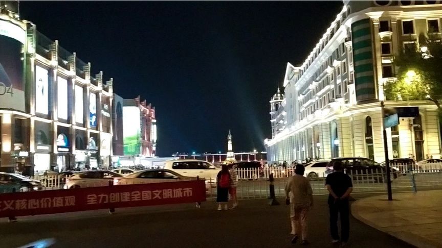 观光哈尔滨著名的商业步行街——中央大街