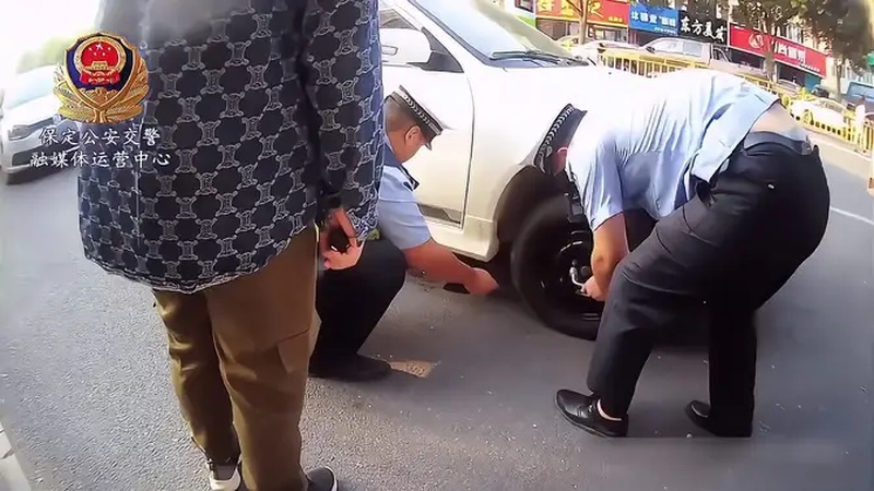 交警判定女子横穿马路撞倒,究竟谁承担责任?