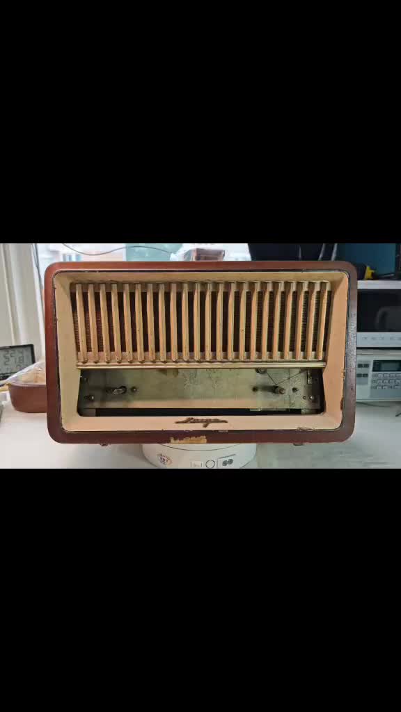 ...木质外壳泛着岁月的光泽,格栅设计复古又精致。打开包装,内部结构...