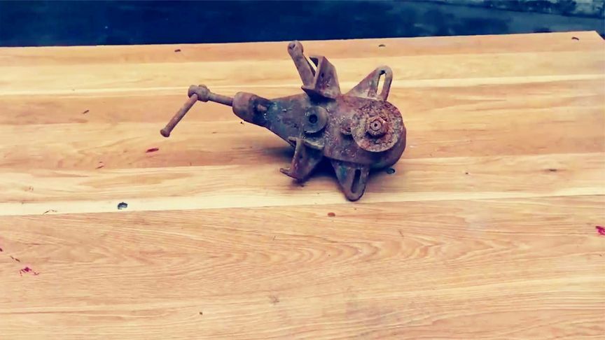 老旧的家用袖珍型手摇式砂轮机完全修复!