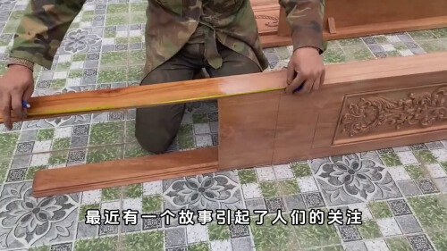 请木门师傅1000块工钱安装的双开木门,发泡胶固定门框,相当坚固