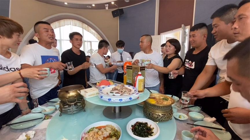 去新开业的汽车修理厂,蹭饭一天喝三顿酒,临别还蹭了个修车