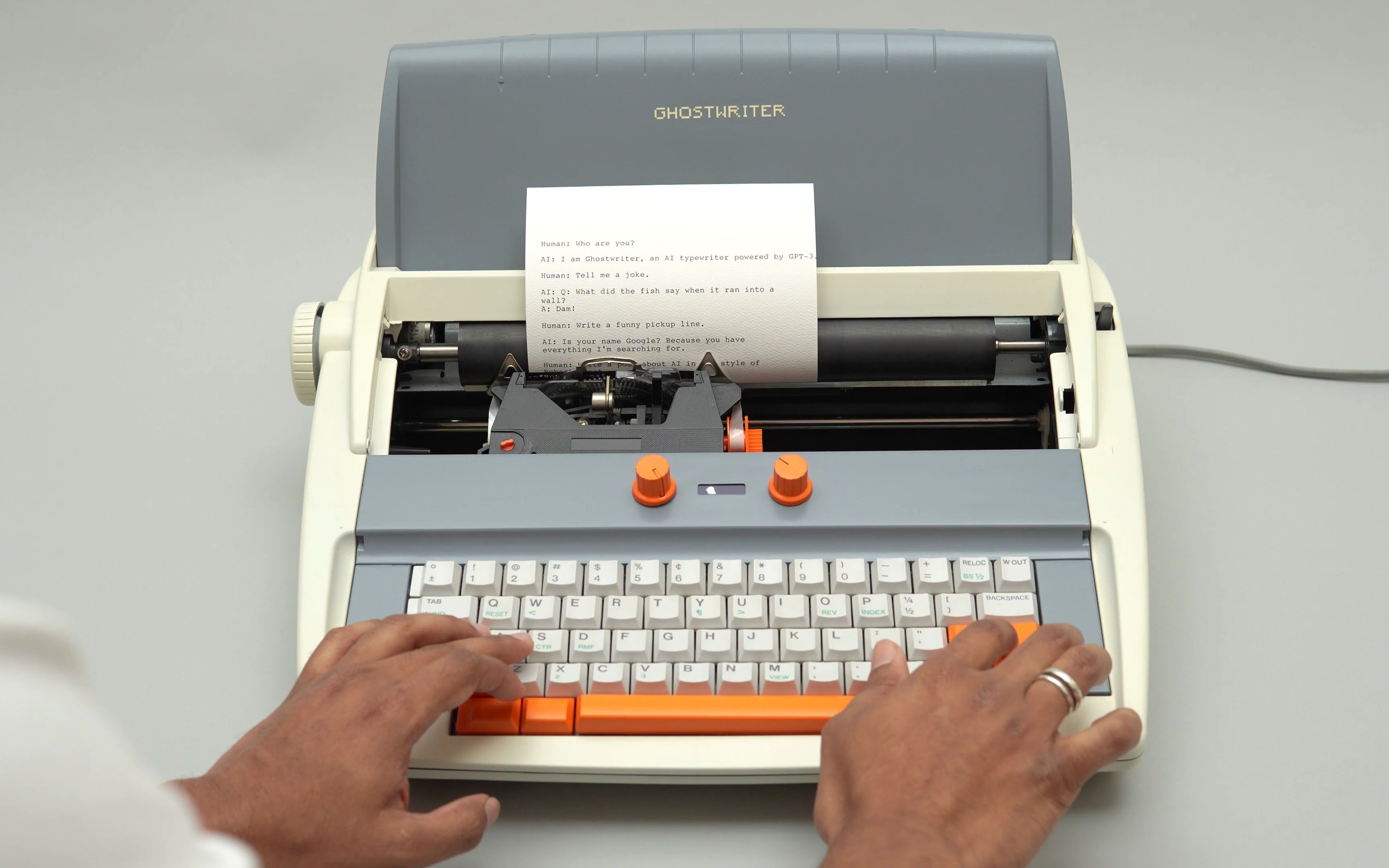 装置艺术家学了编程以后。打字机。成精了。