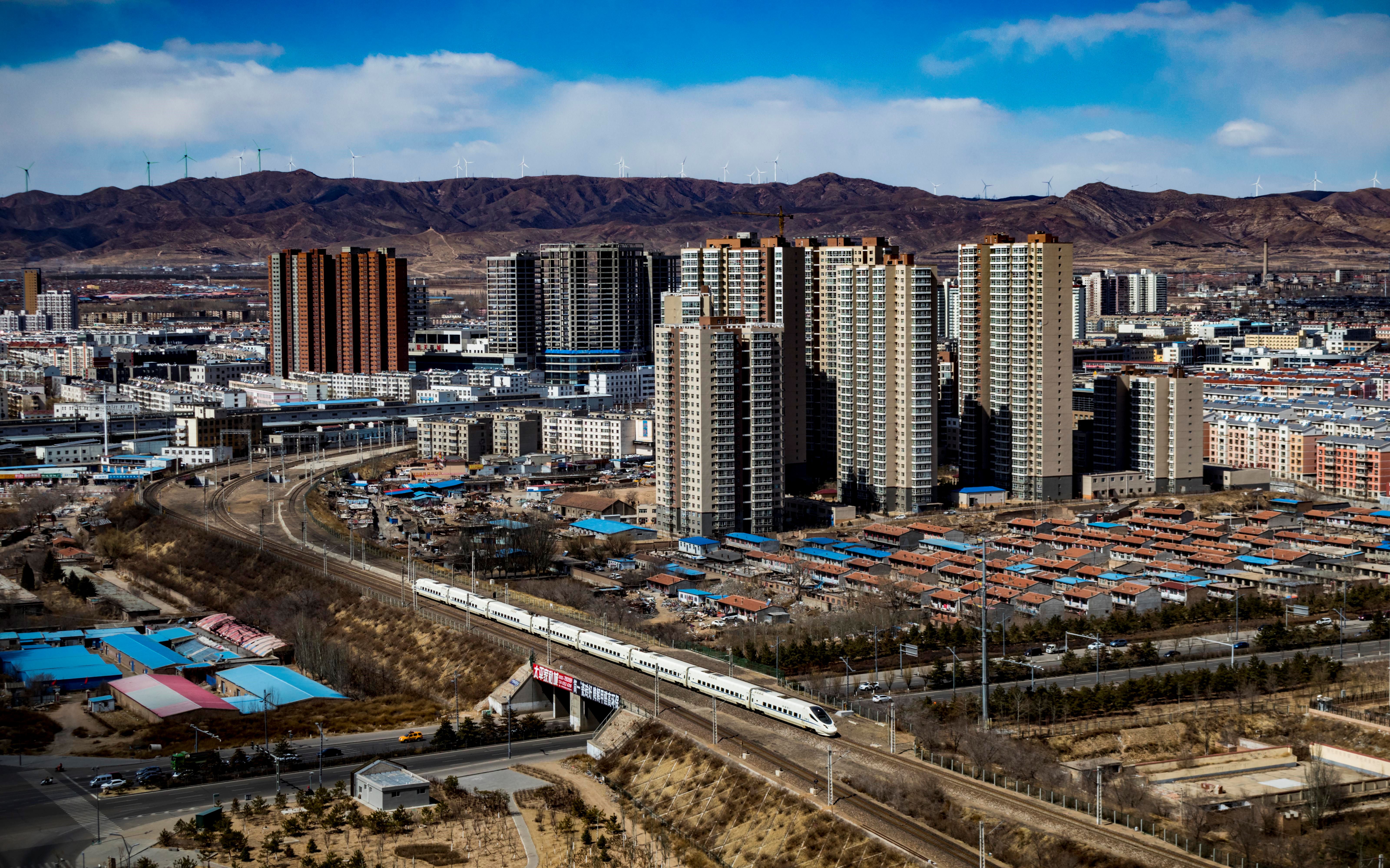 CRH5A-5046号列车担当0048次回送列车驶离大同站