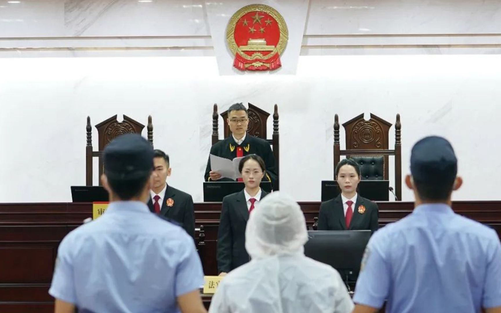 广西一出纳贪污、挪用公款1.69亿,主动投案一审被判无期