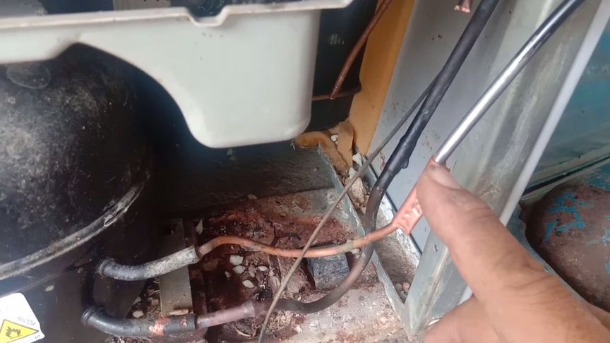 冰箱铜管焊接,处理好每个细节尽力不要反工,新手要沉住气。