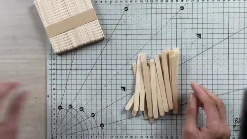 用小木板制作的房子模型