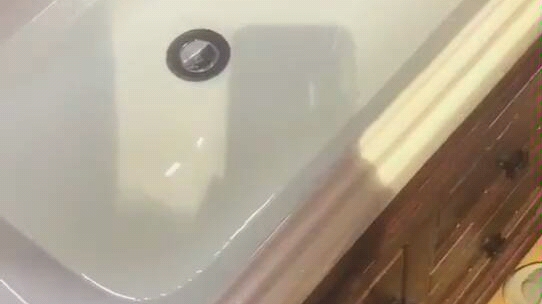 #花式过大年##在家办公的真实状态#给手机也消消毒,清洗清洗,朋友们...