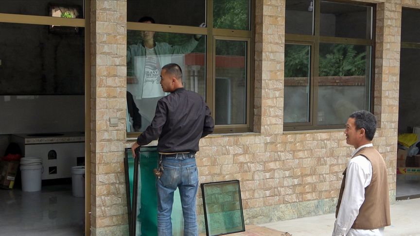 新房子终于要安装玻璃了,大窗户大门很明亮,农村小院真安逸