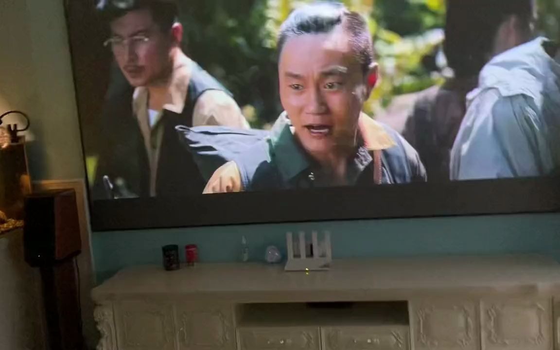 147_当贝F5投影仪连接的蓝牙音箱观看电影无任何声音延迟,钛晶幕布...