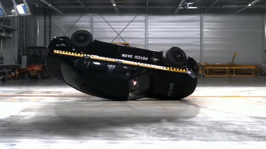 汽车翻滚测试,还好车里是模型人,不然就出大事了!