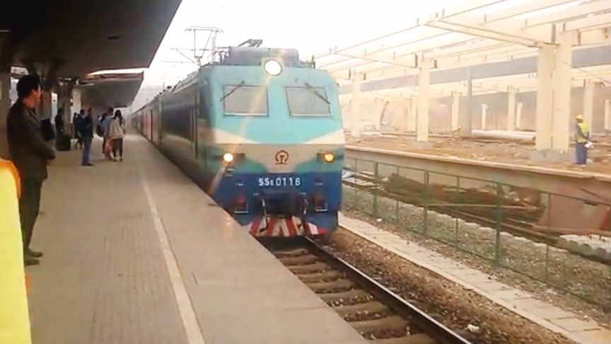 荆门开往上海南的火车 SS8牵引K254次列车中途停靠义乌站