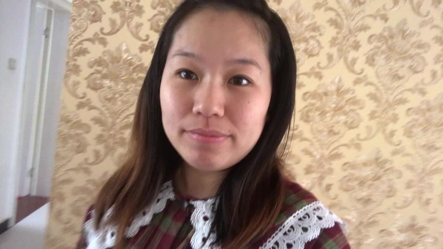 楼道安装感应灯,老婆问小伙为啥安个红灯泡,小伙的回答真是绝了