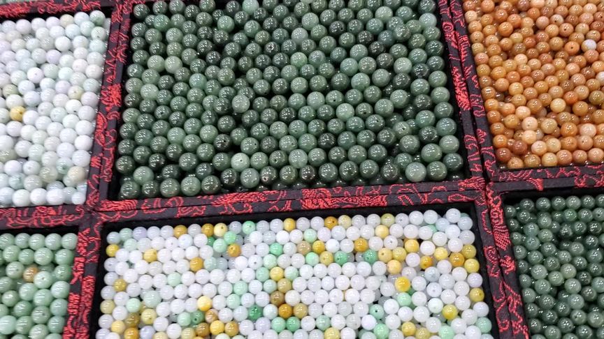 美女老板家的翡翠是在批发吗?种类多价格又便宜