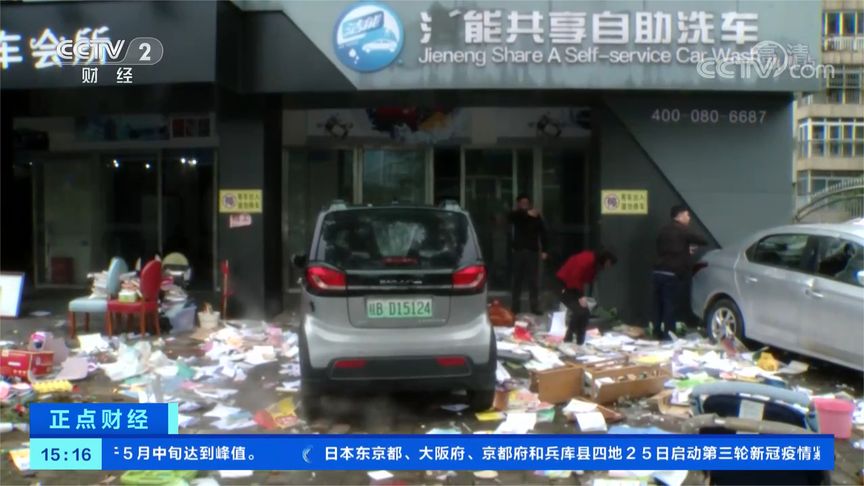 桌椅板凳往下狂砸了2个多小时!男子高空疯狂抛物 砸坏楼下汽车