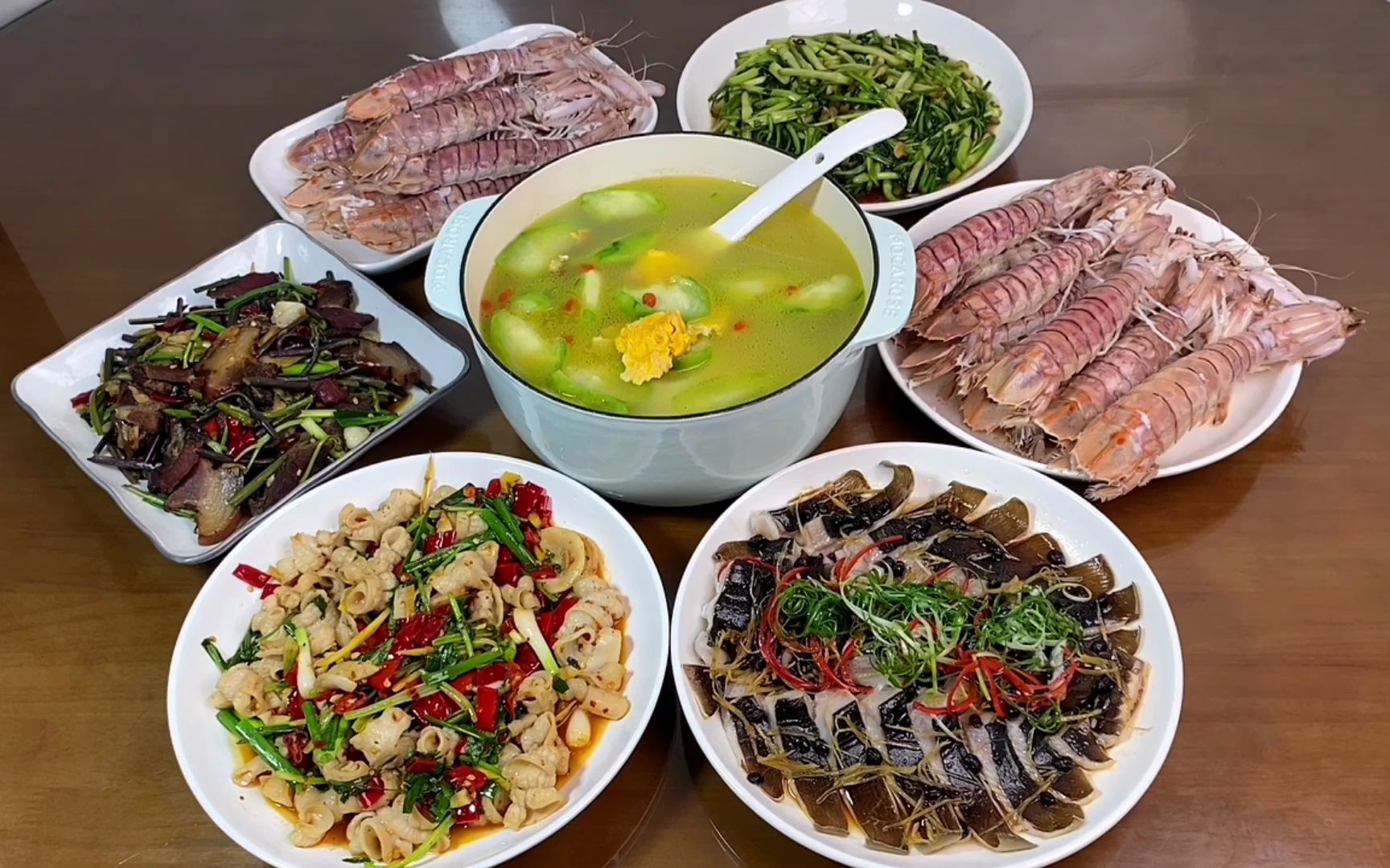 今天的海鲜大餐真不错,郑先生说香辣Q弹的爆炒鱼肠真下饭