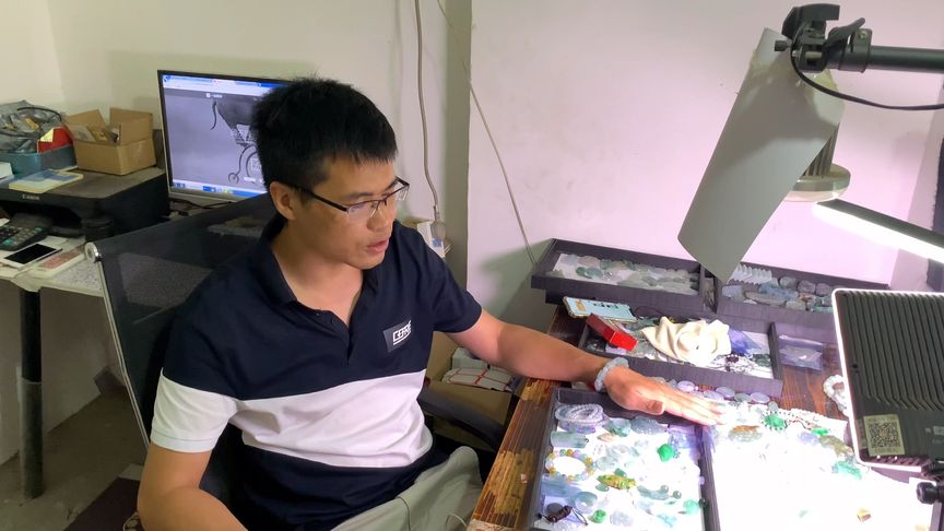 小吴又来给你们介绍翡翠啦